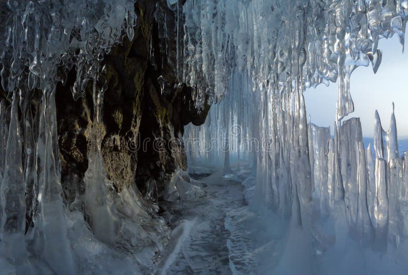Stalactites Et Stalagmites De Glace Dans La Roche Image stock - Image ...
