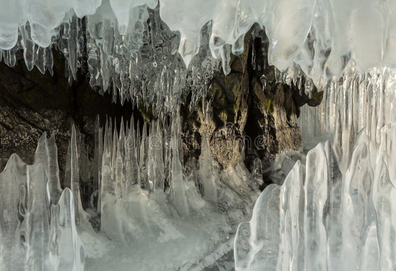 Stalactites Et Stalagmites De Glace Dans La Roche Image stock - Image ...