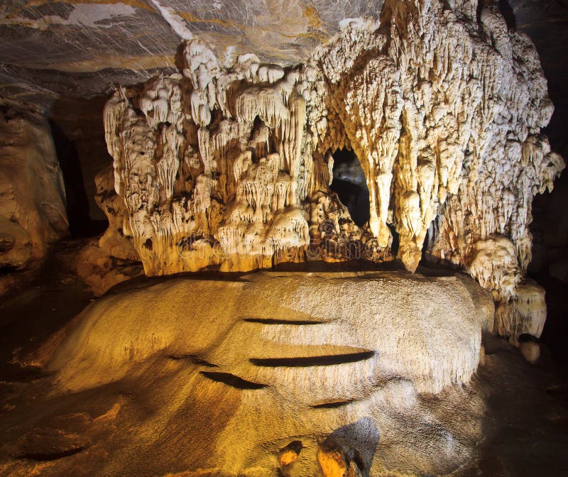 Stalagmiet En Stalactiet in Het Hol Stock Foto - Image of canion ...