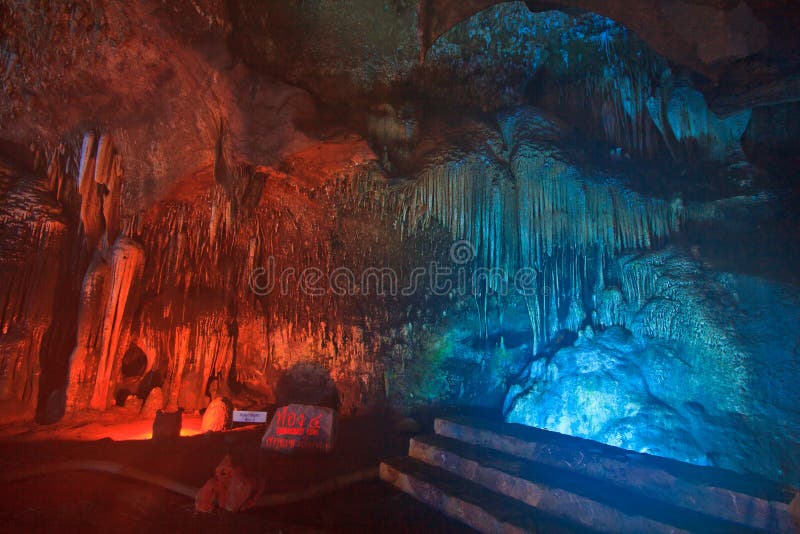 Stalagmiet En Stalactiet in Het Hol Stock Foto - Image of gang ...