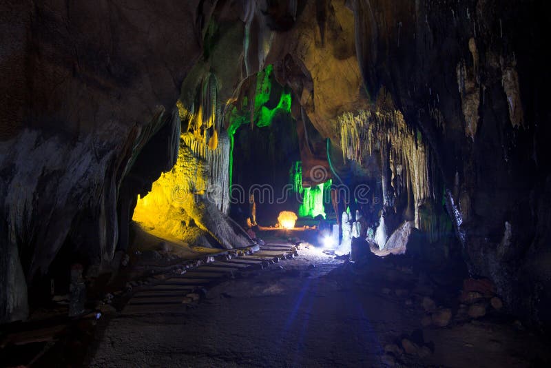 Stalagmiet En Stalactiet in Het Hol Stock Foto - Image of nave, indisch ...