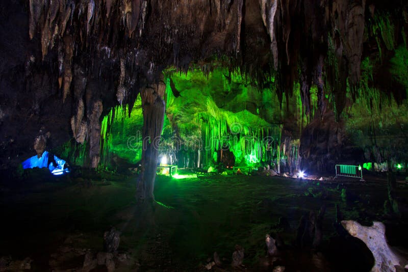 Stalagmiet En Stalactiet in Het Hol Stock Foto - Image of canion ...