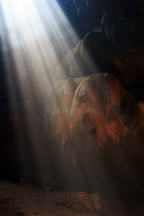 Stalagmiet En Stalactiet in Het Hol Stock Foto - Image of stromend ...