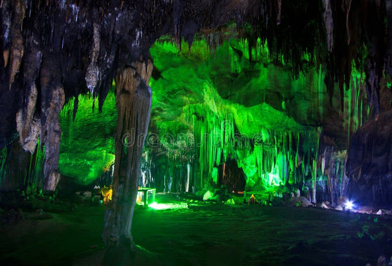 Stalagmiet En Stalactiet in Het Hol Stock Foto - Image of landschap ...