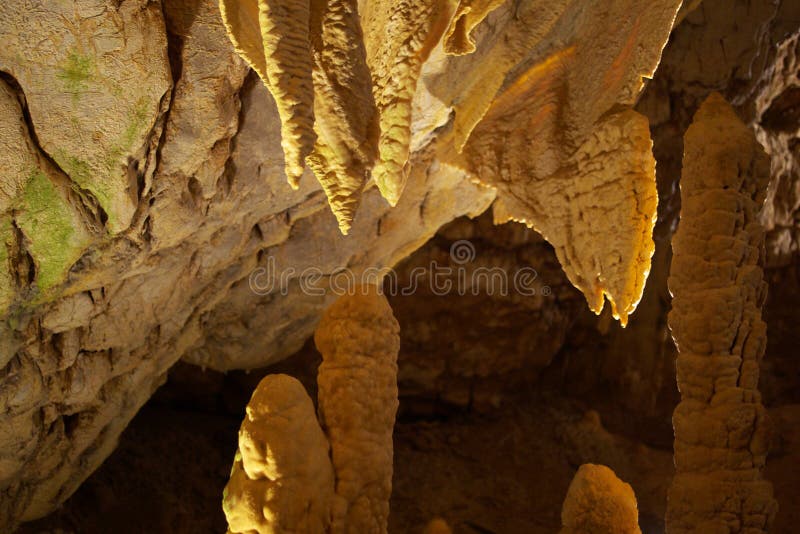 Stalagmieten En Stalactieten Stock Foto - Image of binnen, holen: 2376874