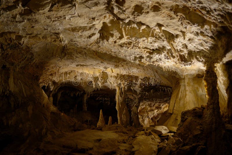 Stalagmieten En Stalactieten Stock Foto - Image of diep, geologie: 2374042