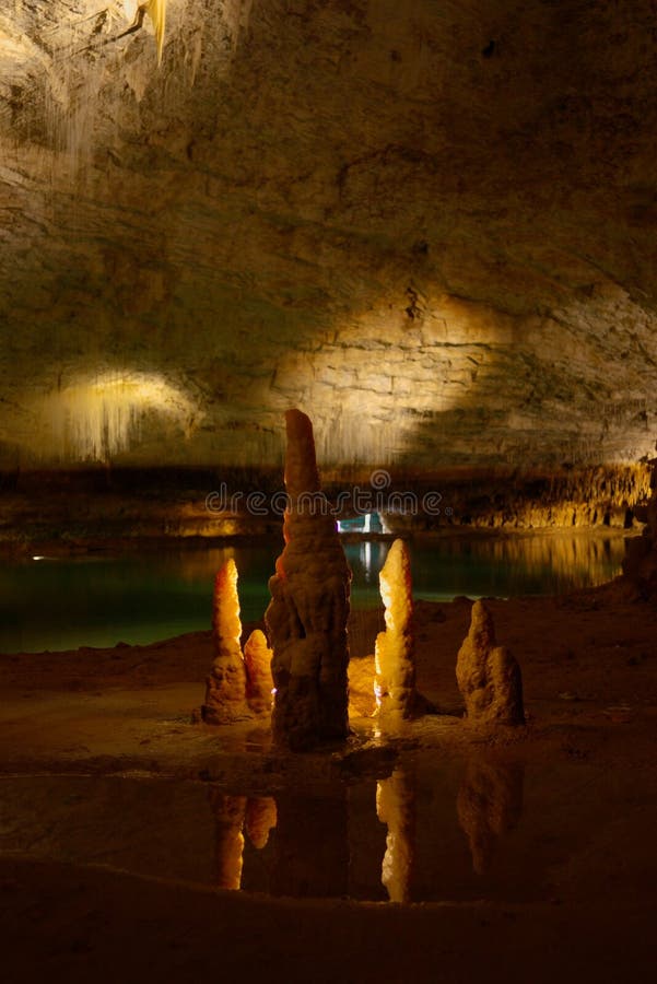 Stalactieten En Stalagmieten Stock Foto - Image of duisternis, koude ...