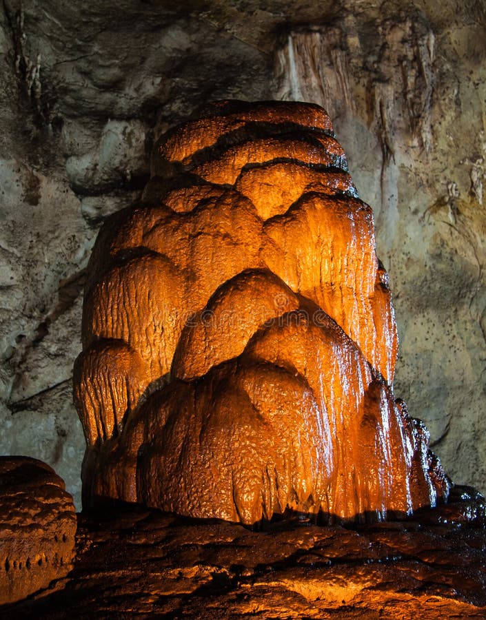 Stalagmieten En Stalactieten in Inham Stock Afbeelding - Image of reis ...