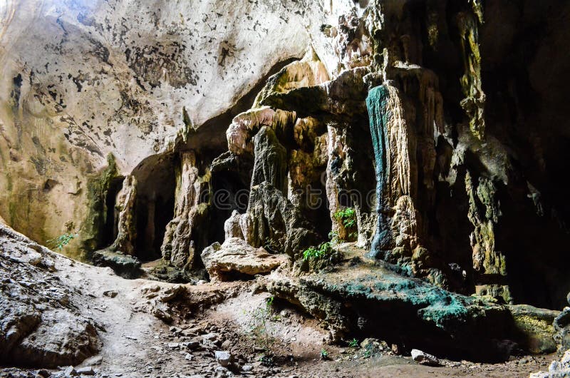 Stalagmieten En Stalactieten Stock Foto - Image of diep, geologie: 2374042
