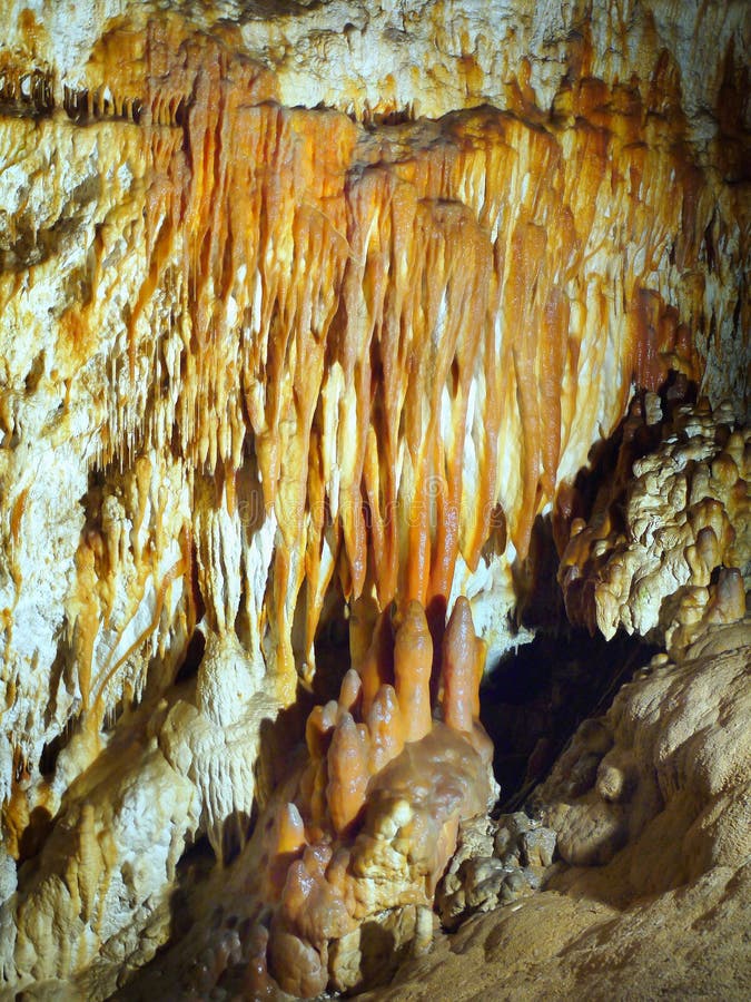 Stalagmit och stalaktit fotografering för bildbyråer. Bild av flowstone ...