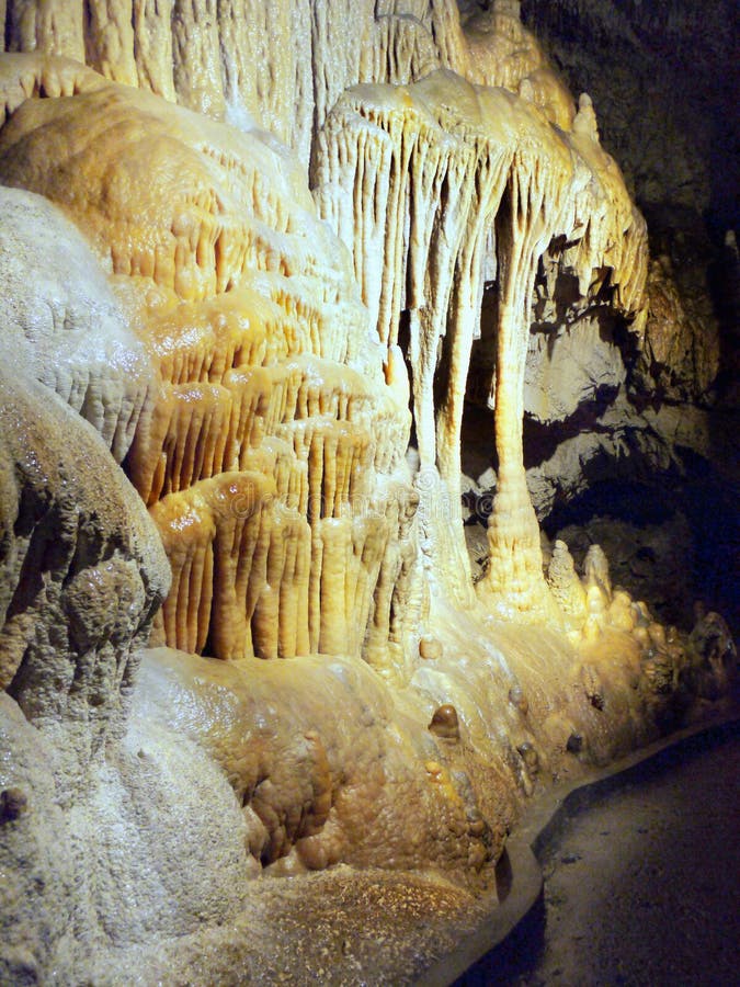 Stalagmit och stalaktit fotografering för bildbyråer. Bild av flowstone ...