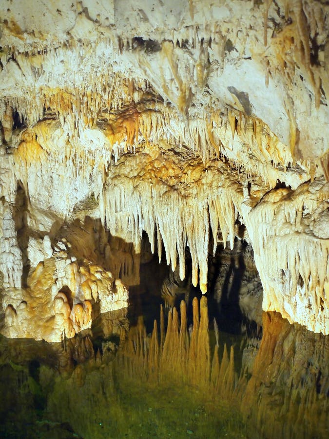 Stalagmit och stalaktit fotografering för bildbyråer. Bild av flowstone ...