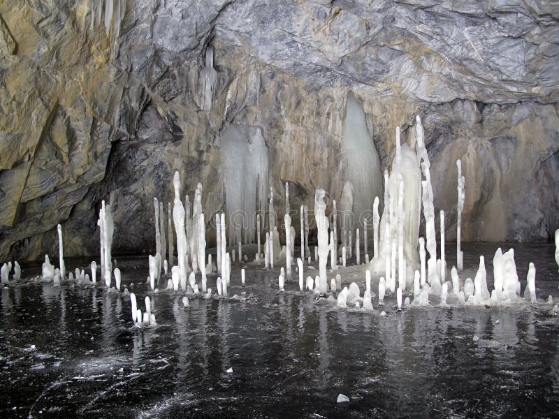 Stalagmites de glace photo stock. Image of fond, stalactite - 14247566
