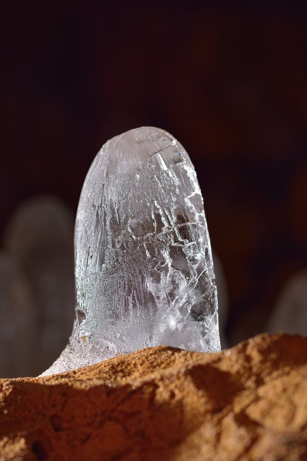 Stalagmites De Glace Dans Une Caverne Image stock - Image du stalactite ...