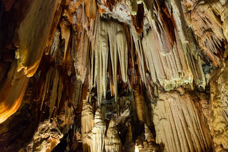 Stalattiti E Stalagmite in Un Franare Spagna Immagine Stock - Immagine ...
