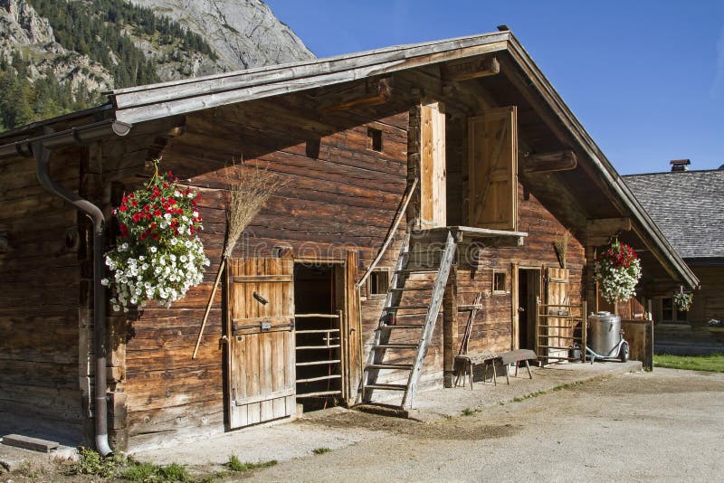 Stall in Tirol stockfoto. Bild von weide, berg, landwirtschaft - 47850184