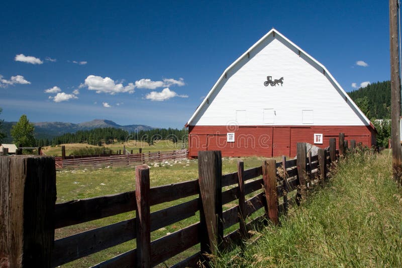 Zaun Entlang Goldenem Feld Mit Altem Stall Stockbild - Bild von ...