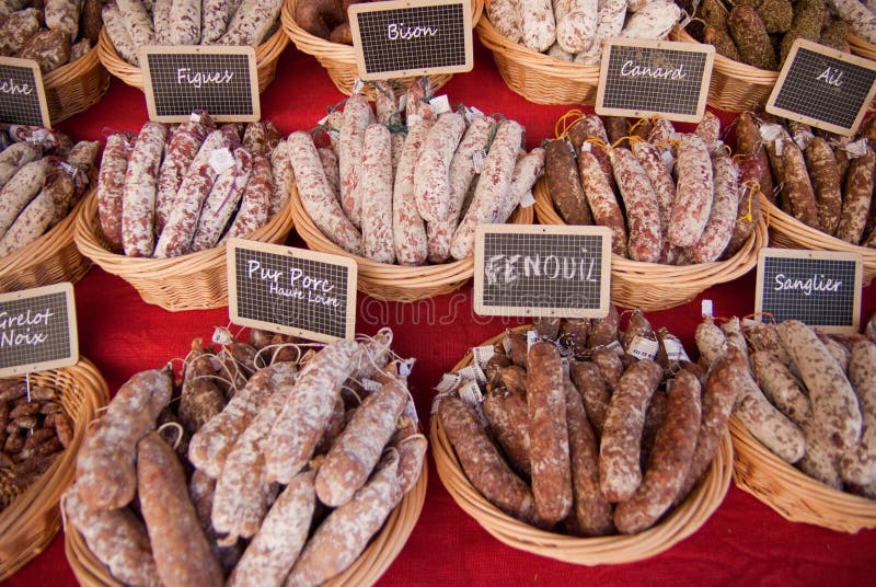 Stalla Di Saucisson in Un Mercato Francese Immagine Stock - Immagine di ...