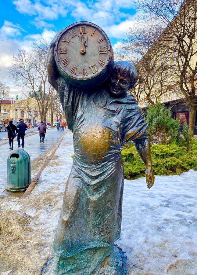Standbeeld in De Stad Lviv in Oekraïne Redactionele Stock Foto - Image ...