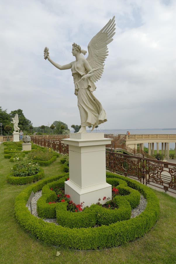 Het Standbeeld in De Tuin Van Kasteel Nordkirchen in Duitsland Stock ...