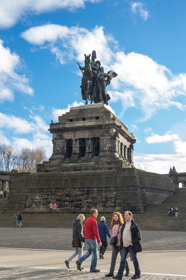 Standbeeld Van Duitse Keizer William I Redactionele Afbeelding - Image ...