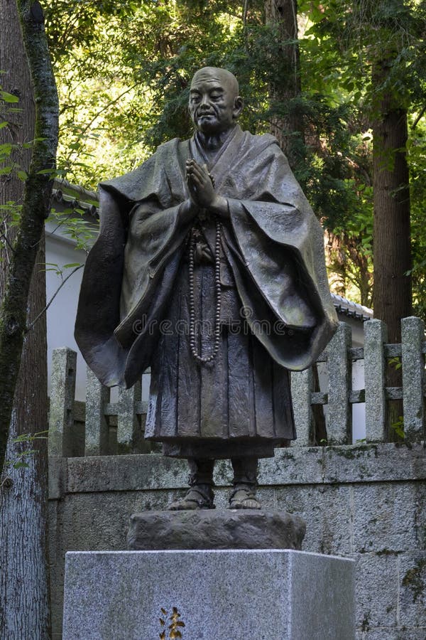 Standbeeld Van Een Biddende Boeddhistische Monnik Redactionele Stock ...