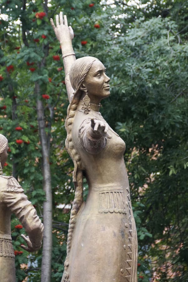 Standbeeld Van Een Vrouw Bij De Fontein Stock Foto - Image of symbool ...