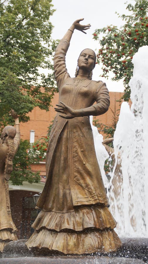 Standbeeld Van Een Vrouw Bij De Fontein Stock Foto - Image of zomer ...
