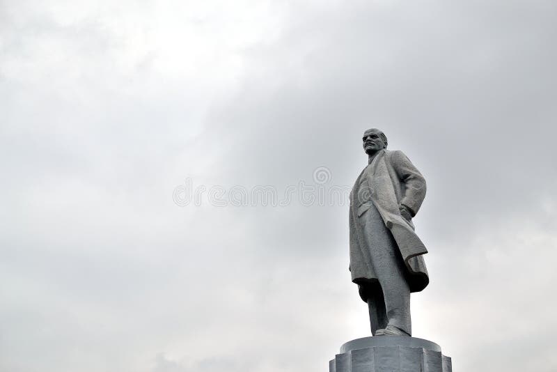 Standbeeld van Lenin stock foto. Image of leider, grijs - 29638670