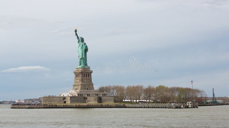 Standbeeld Van Liverty En Eiland Stock Foto - Image of vrijheid ...