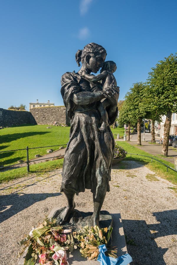 Standbeeld Van Vrouw En Kind in Bergen Norway Redactionele Stock ...