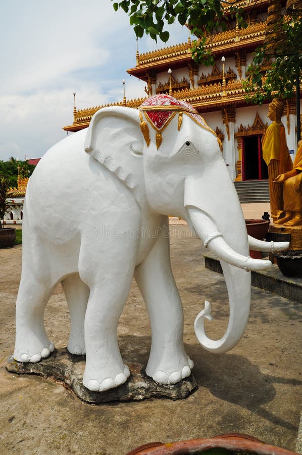Ayutthaya, Thailand: Mensen Die Op Een Olifant Rijden Redactionele ...