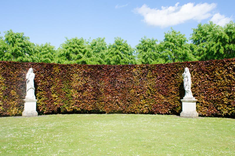 Standbeelden in De Engelse Tuin Van Het Land Stock Foto - Image of ...