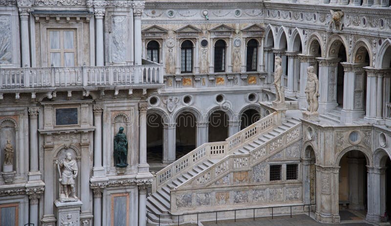 Standbeelden Die De Stappen Bewaken Stock Foto - Image of vandaag ...