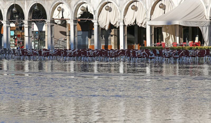 Stange Im Heiligen Mark Square in Venedig Mit Flut Stockfoto - Bild von ...