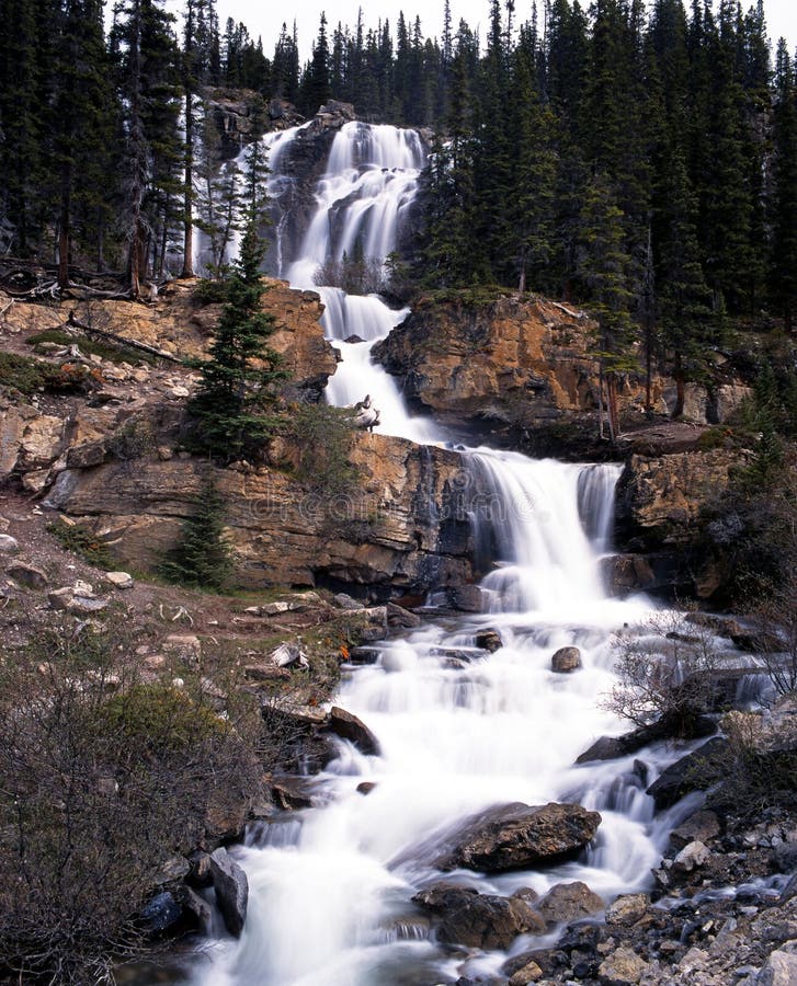 Stanley Falls, Alberta, Kanada. Stockbild - Bild von felsig, wolken ...