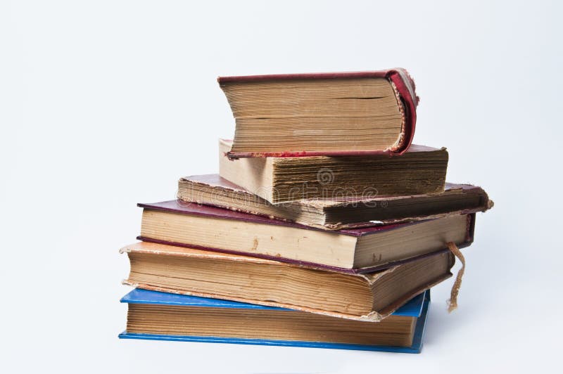 Alte Buch-Stapel stockfoto. Bild von getrennt, beschädigt - 5499290