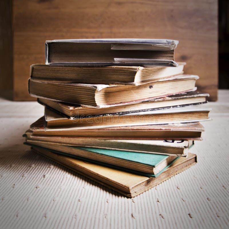 Stapel boeken stock foto. Image of kennis, studie, houten - 30902448