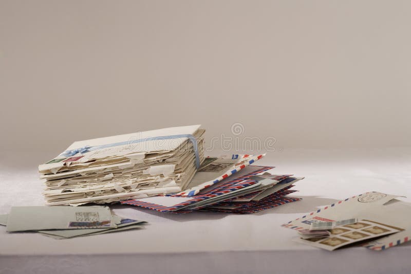 Stapel brieven op lijst stock foto. Image of tafelkleed - 30847926