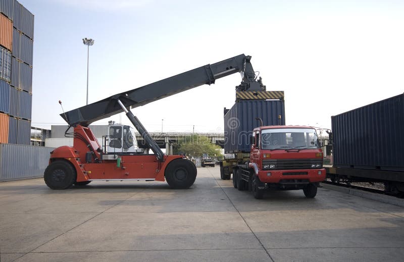 Stapel Container An Den Docks Stockfoto - Bild von ladung, handel: 35799944