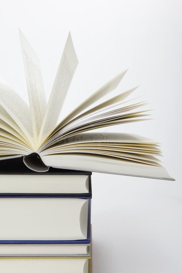 Stapel Der Bücher Mit Einem Buch Geöffnet Stockfoto - Bild von ...