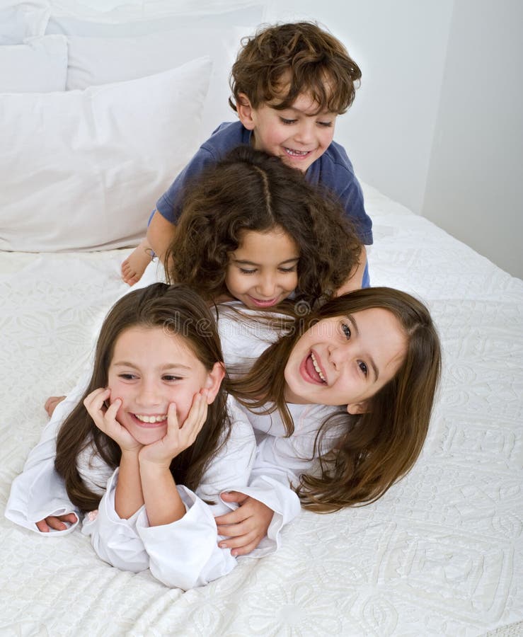 Stapel der Kinder stockbild. Bild von angehäuft, lachen - 7013397