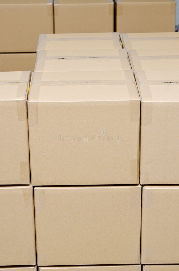Stapel Des Kartons Schachtelt Paket Stockfoto - Bild von pappe, bogen ...