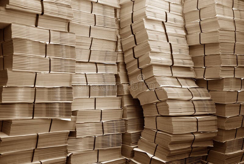 Großer Papierstapel stockbild. Bild von papiere, büro - 73343919