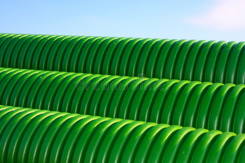 Stapel groene buizen stock foto. Image of architectuur - 12229340