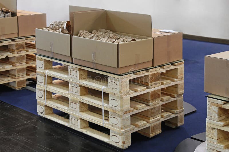 De stapel van pallets stock foto. Image of pakhuis, logistisch - 16184320