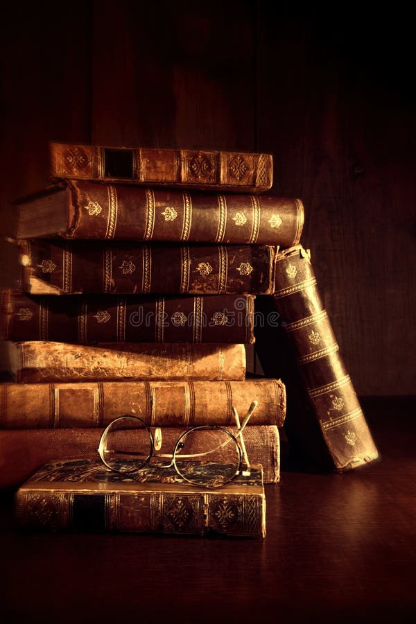 Stapel Oude Boeken Met Lezingsglazen Stock Afbeelding - Image of ...