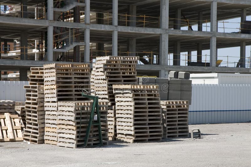 Laadjes Met Bakstenen in De Bouwwinkel Racks Met Baksteen Muurwerk ...
