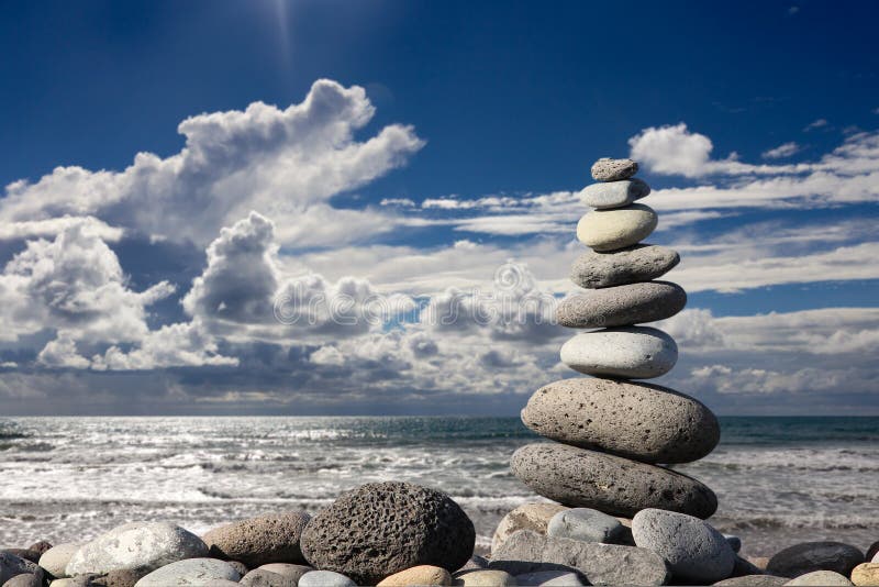 Stapel Stenen Op Het Strand Stock Afbeelding - Image of vrede, stenen ...