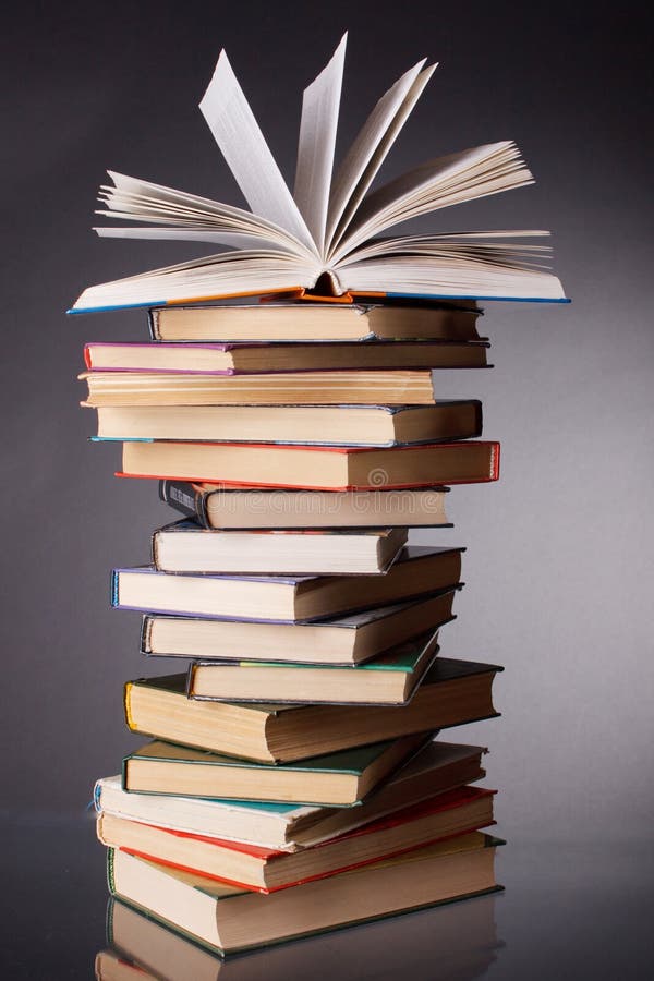 Een stapel van boeken stock foto. Image of klaslokaal - 98249266